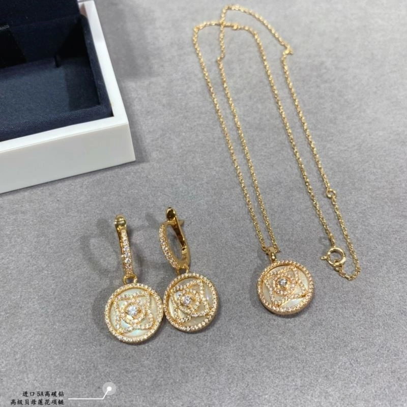 Legit De Bee Necklaces