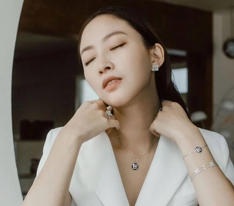 Exact replica Debeers Earrings