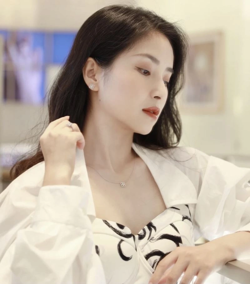 Discounted Debeers Necklaces