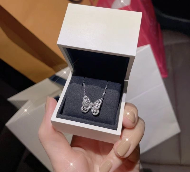 Cut-rate Debeers Necklaces