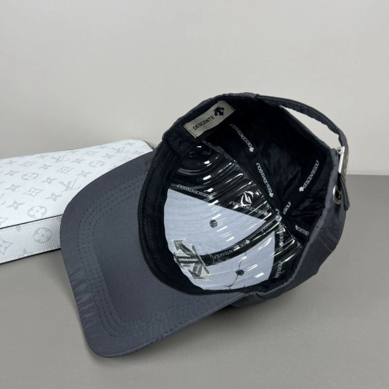 Indistinguishable Descente Caps