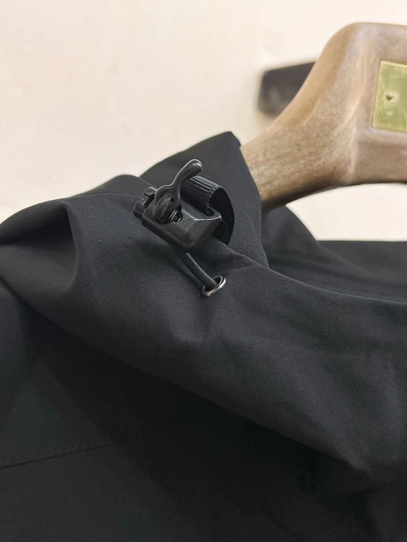 Bargain Descente Outwear