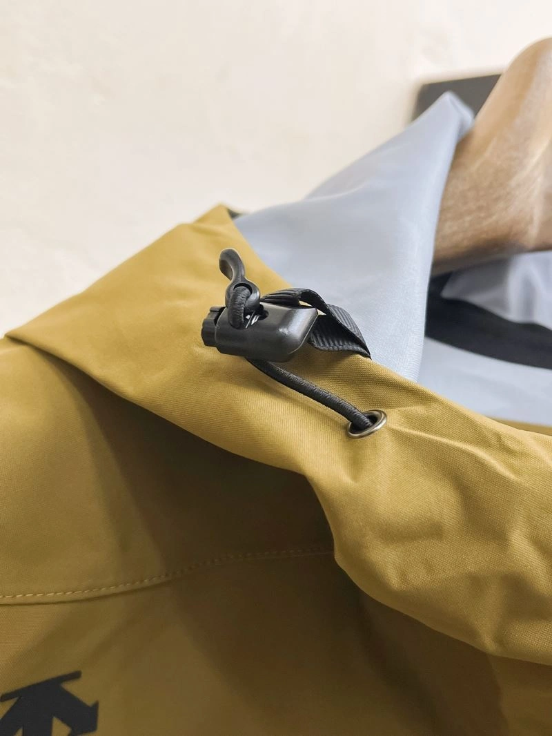 Genuine Descente Outwear