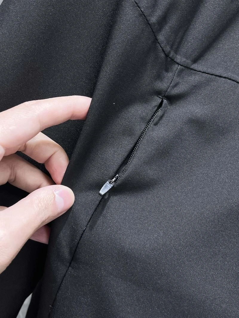 Bargain Descente Outwear