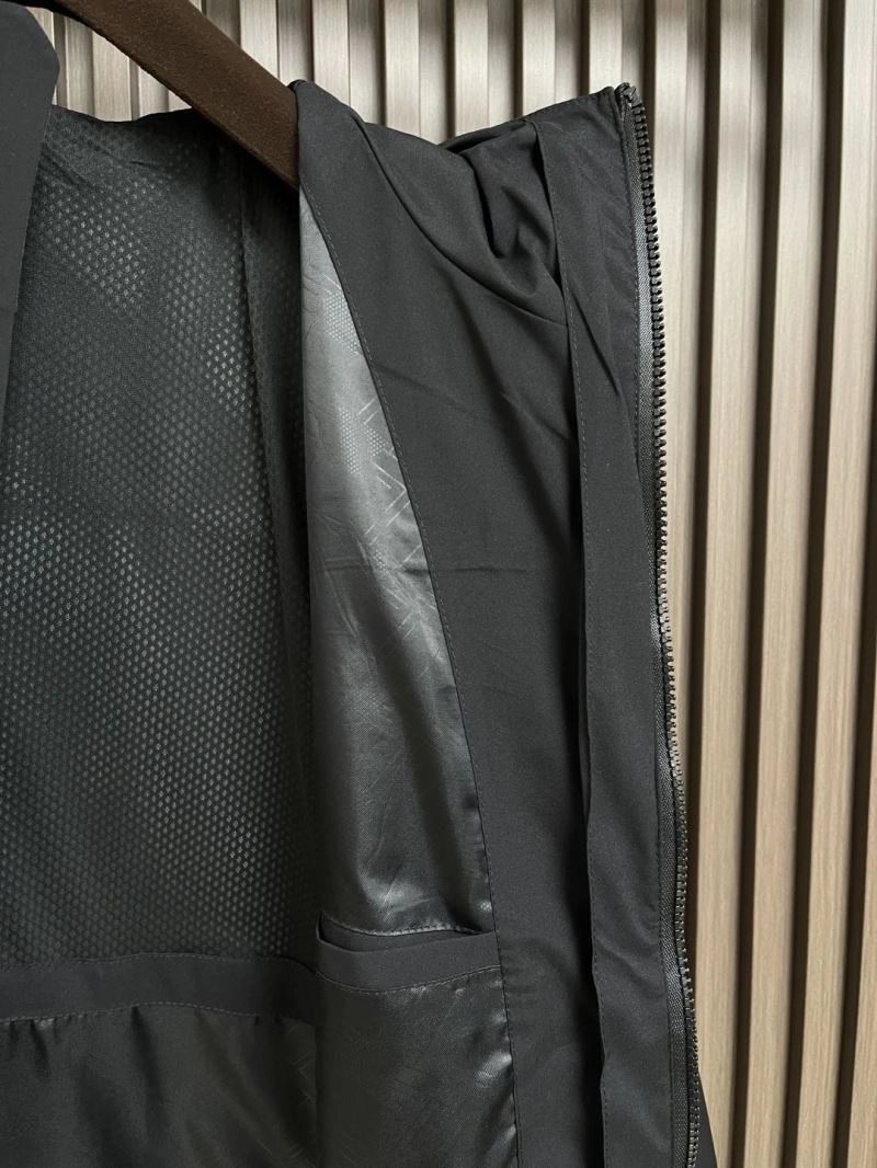 Authentic Descente Outwear