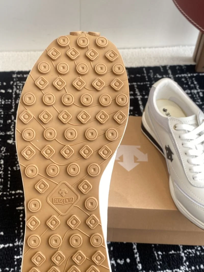 High accuracy Descente Shoes