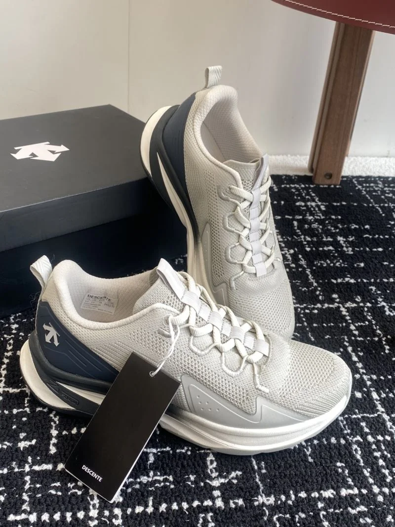 Low-cost Descente Shoes