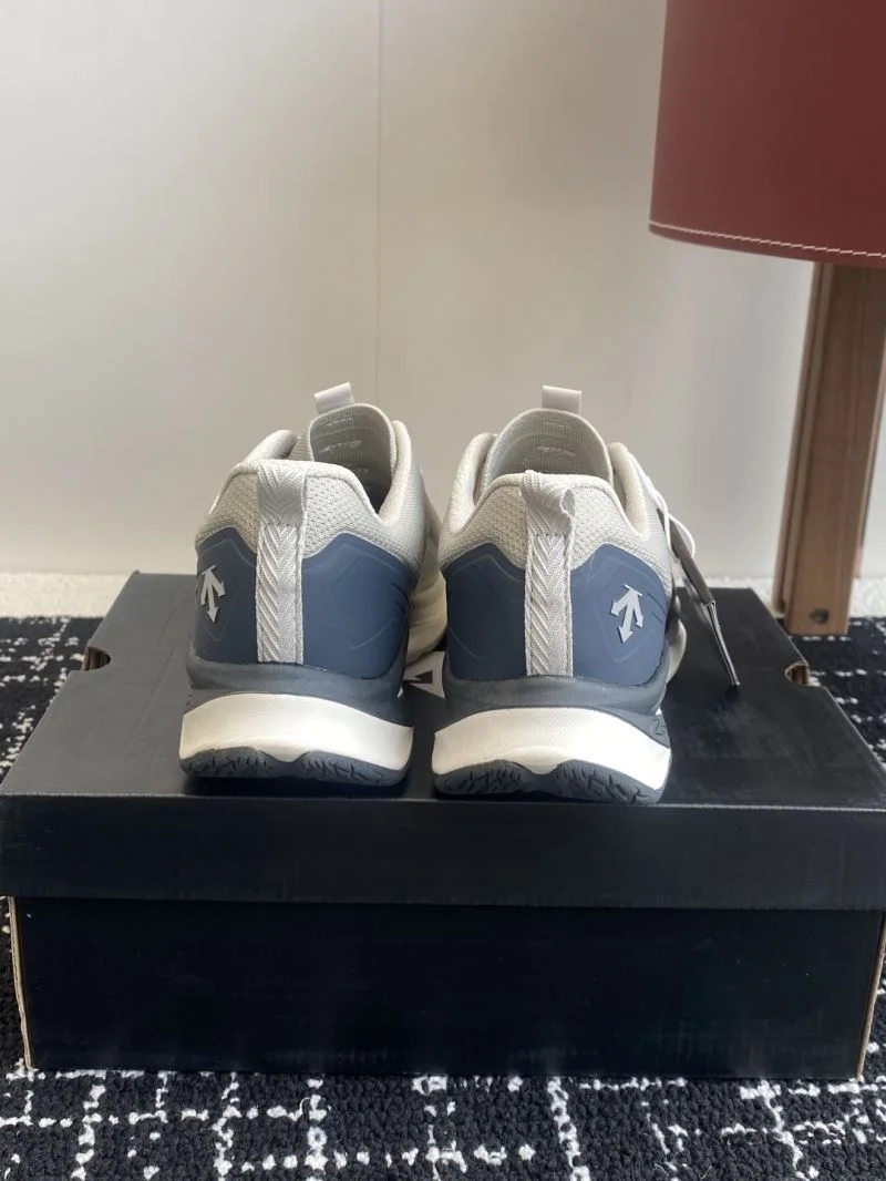 Low-cost Descente Shoes