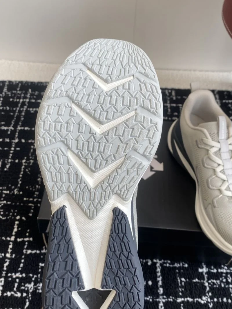Low-cost Descente Shoes