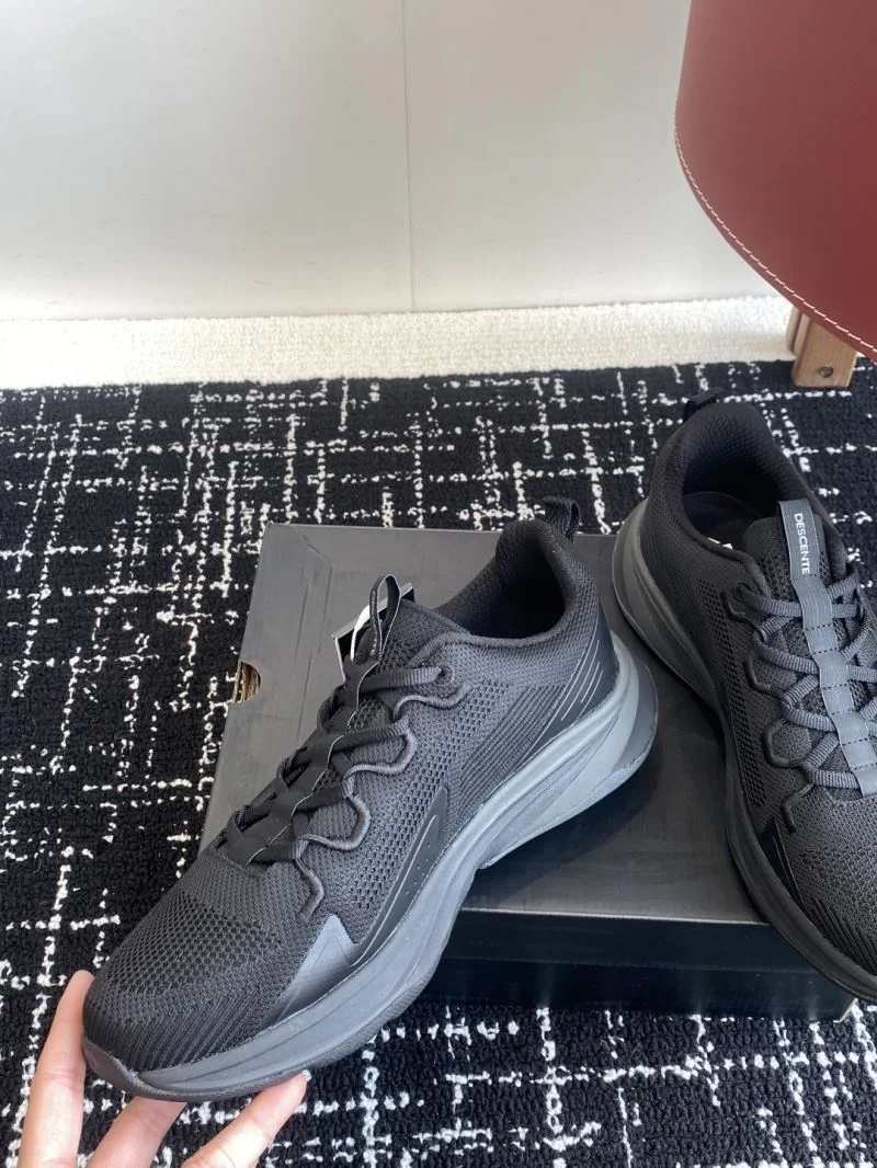 High accuracy Descente Shoes