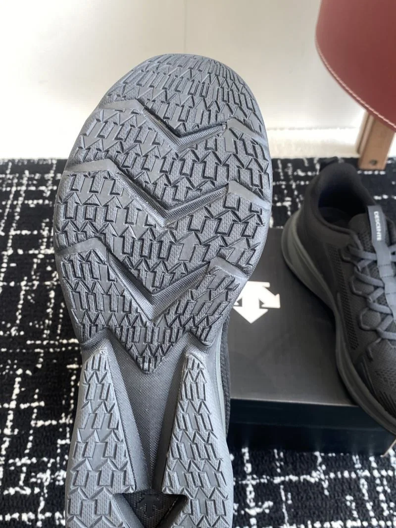 High accuracy Descente Shoes