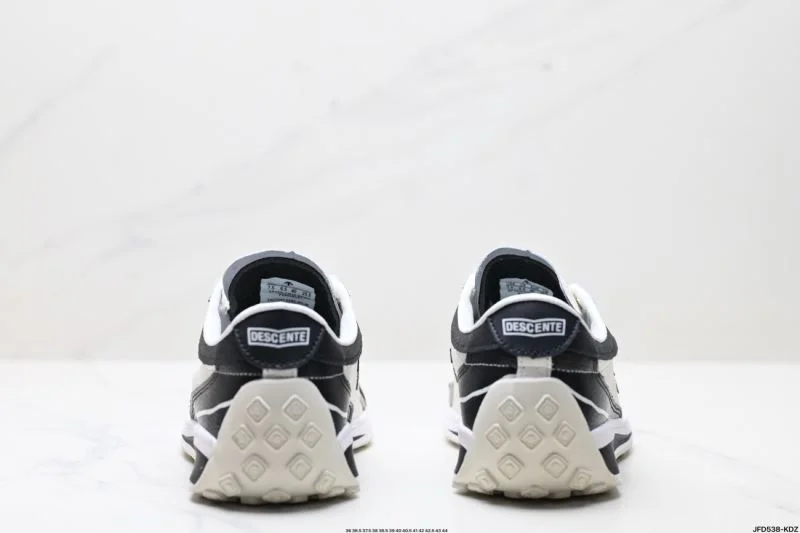 Low-cost Descente Shoes