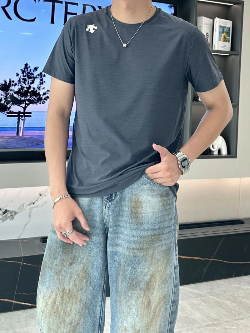 Low-cost Descente T-Shirts
