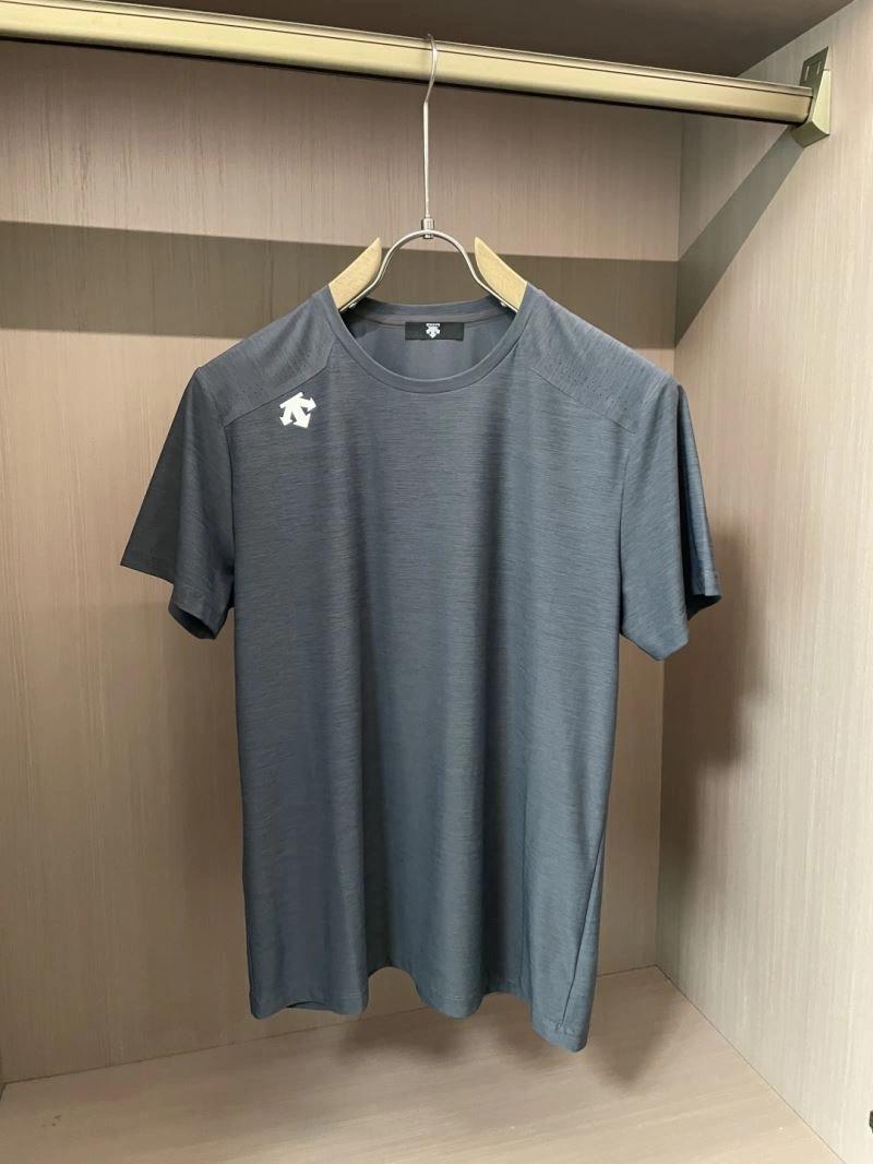 Low-cost Descente T-Shirts
