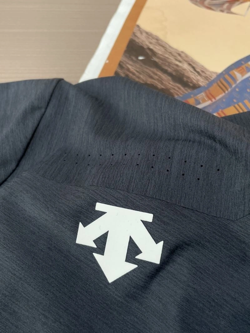 Low-cost Descente T-Shirts