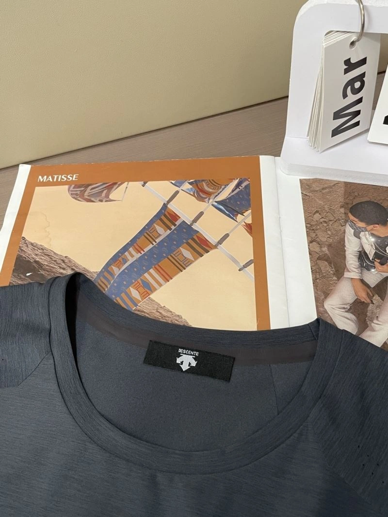 Low-cost Descente T-Shirts