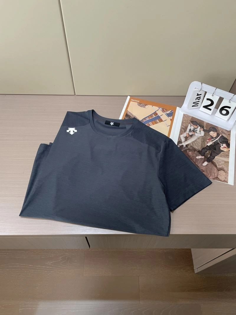 Low-cost Descente T-Shirts