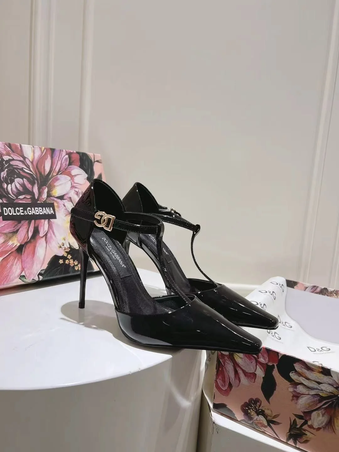 Low-cost Dolce Gabbana Sandals