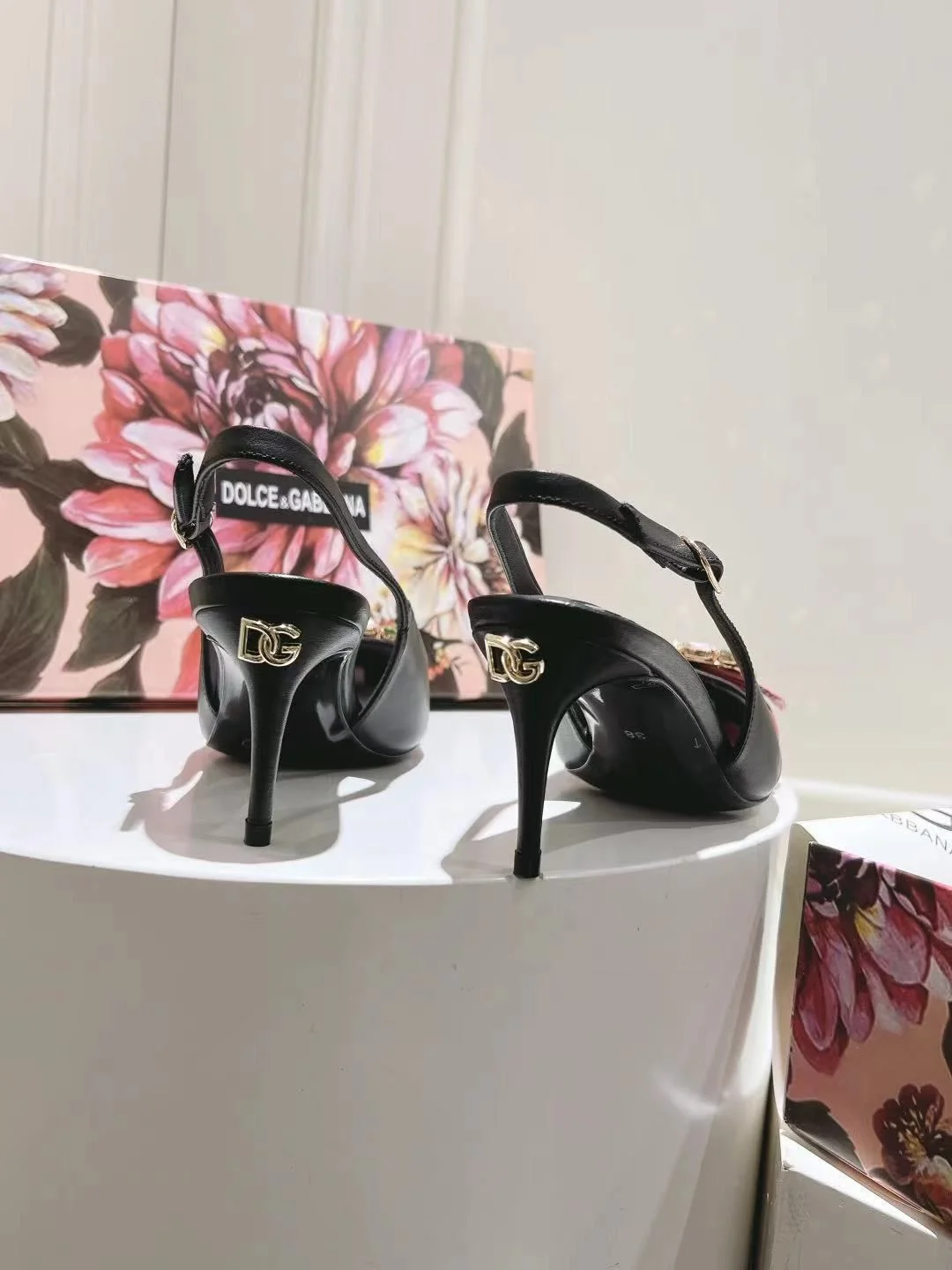 Cut-rate Dolce Gabbana Sandals