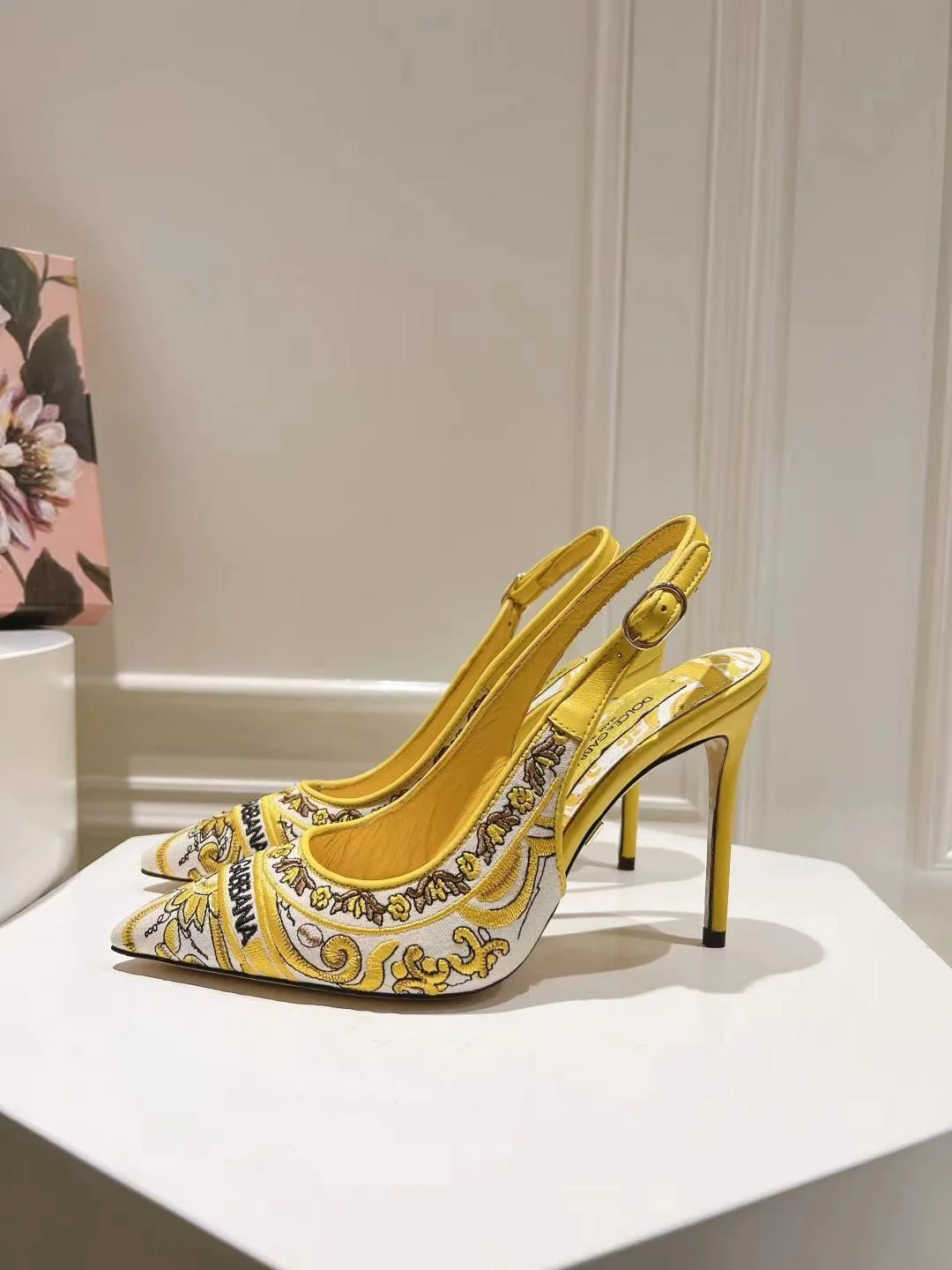 Cut-rate Dolce Gabbana Sandals