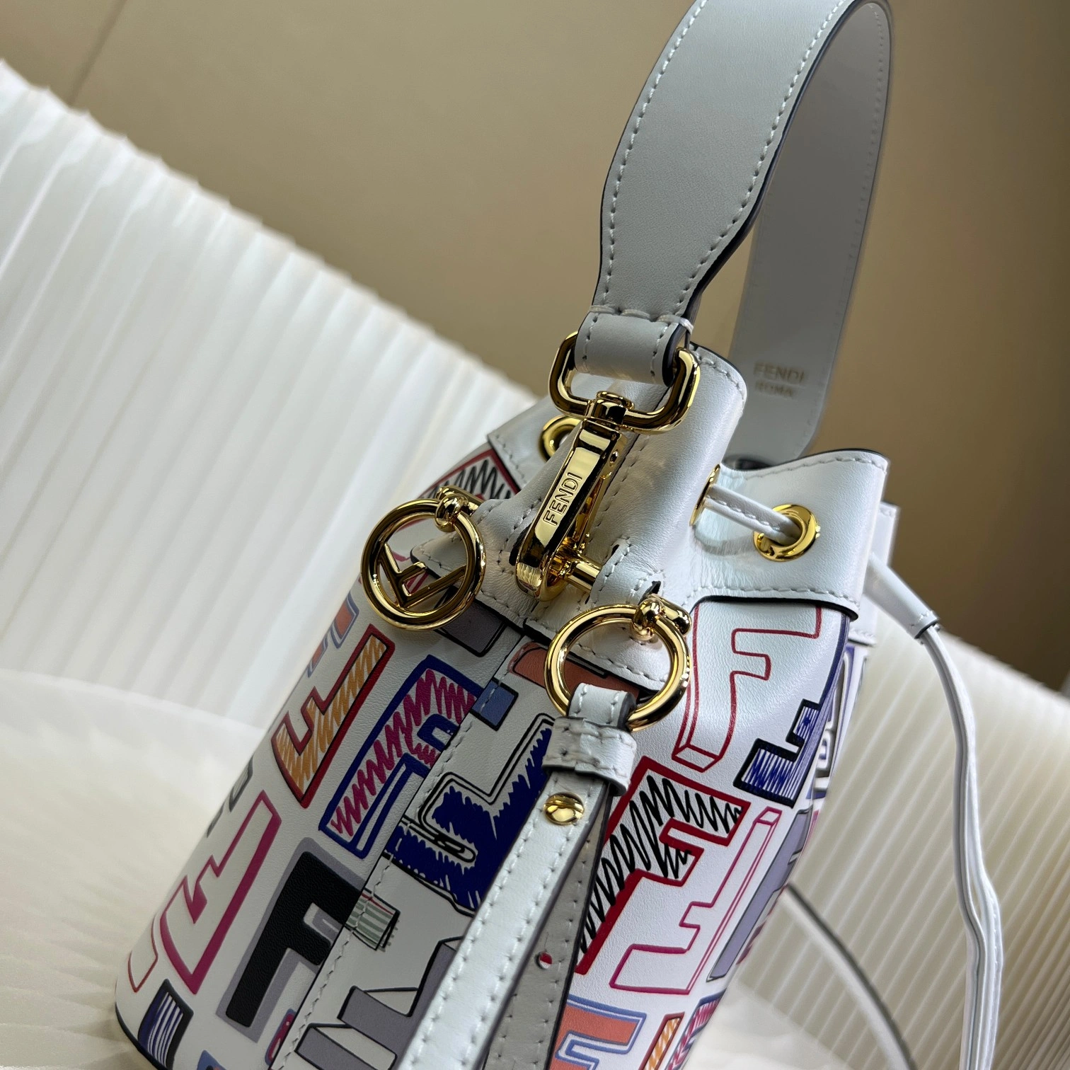 Top mirror Fendi Bucket Bags