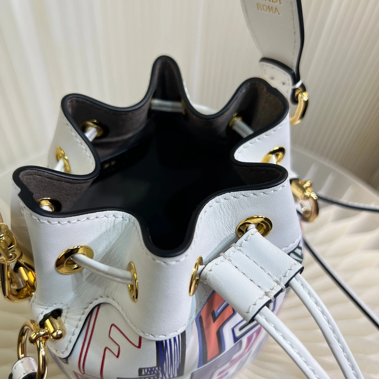 Top mirror Fendi Bucket Bags