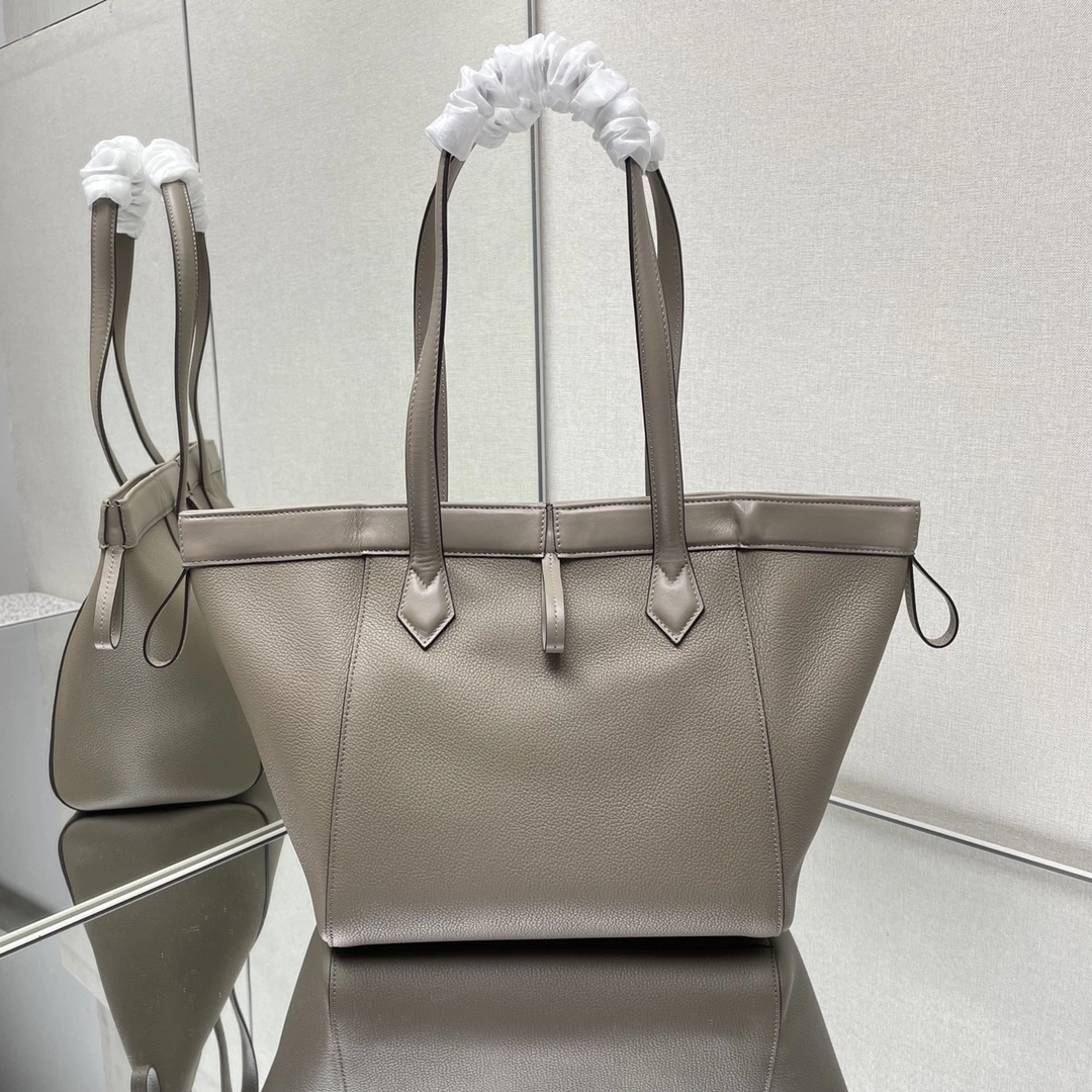 Reasonably priced Fendi Bucket Bags