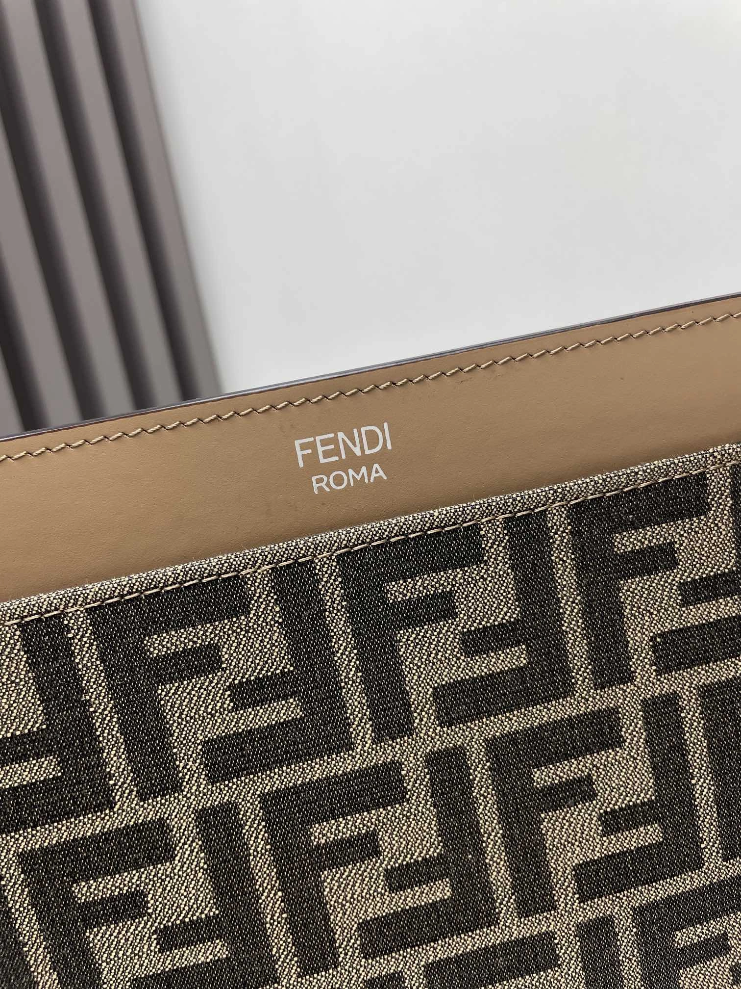 Top mirror Fendi Clutch Bags