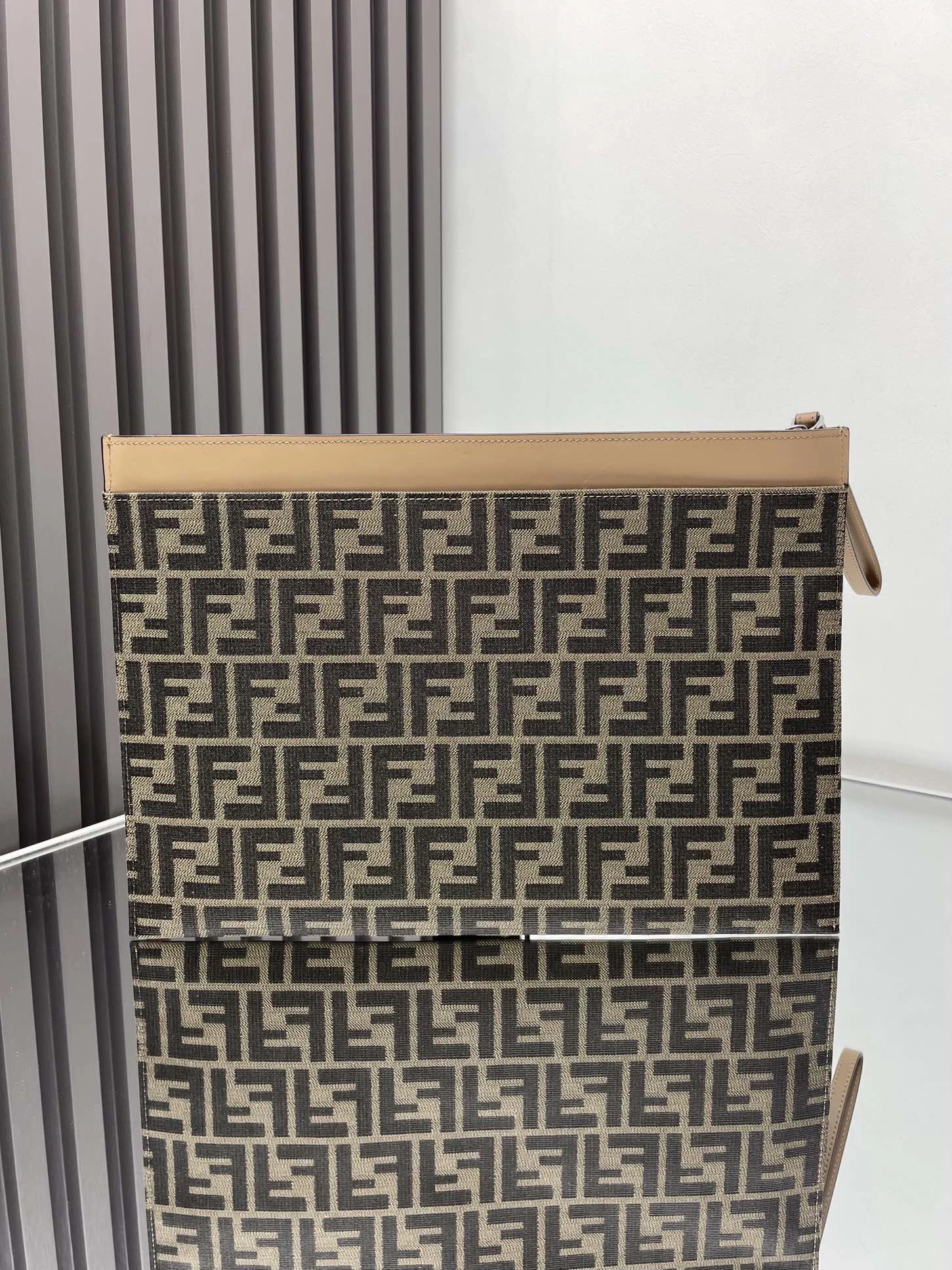 Top mirror Fendi Clutch Bags