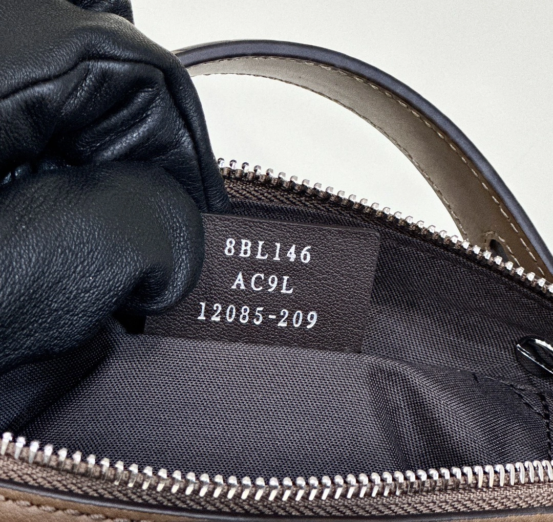 Top mirror Fendi Pillow Bags
