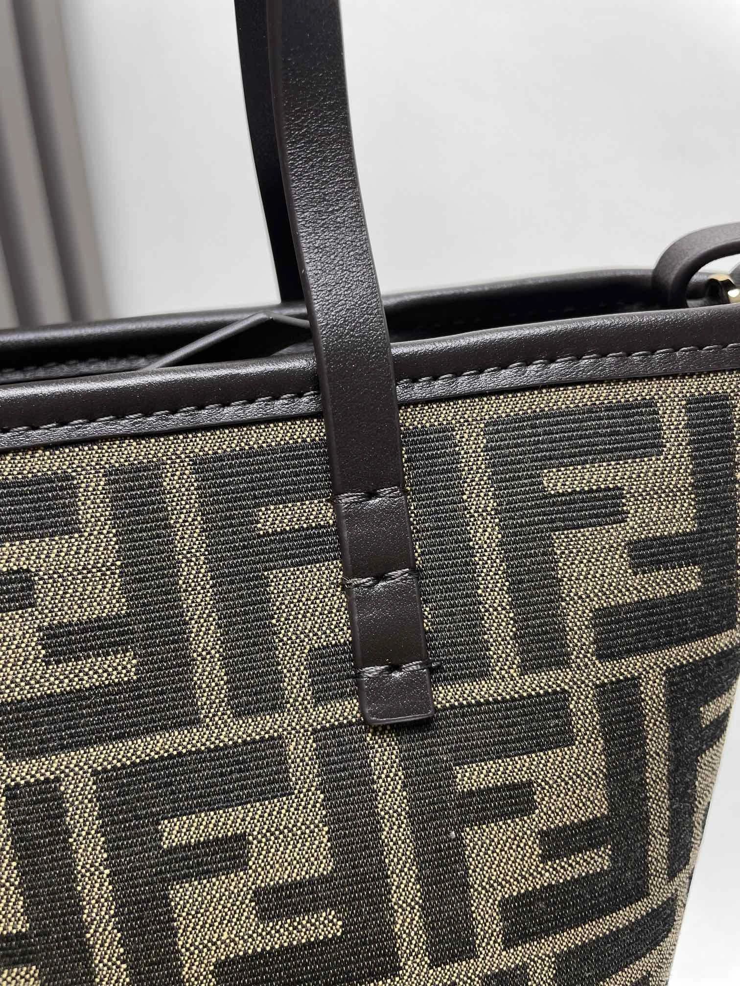 Accurate model Fendi Shopping Bags