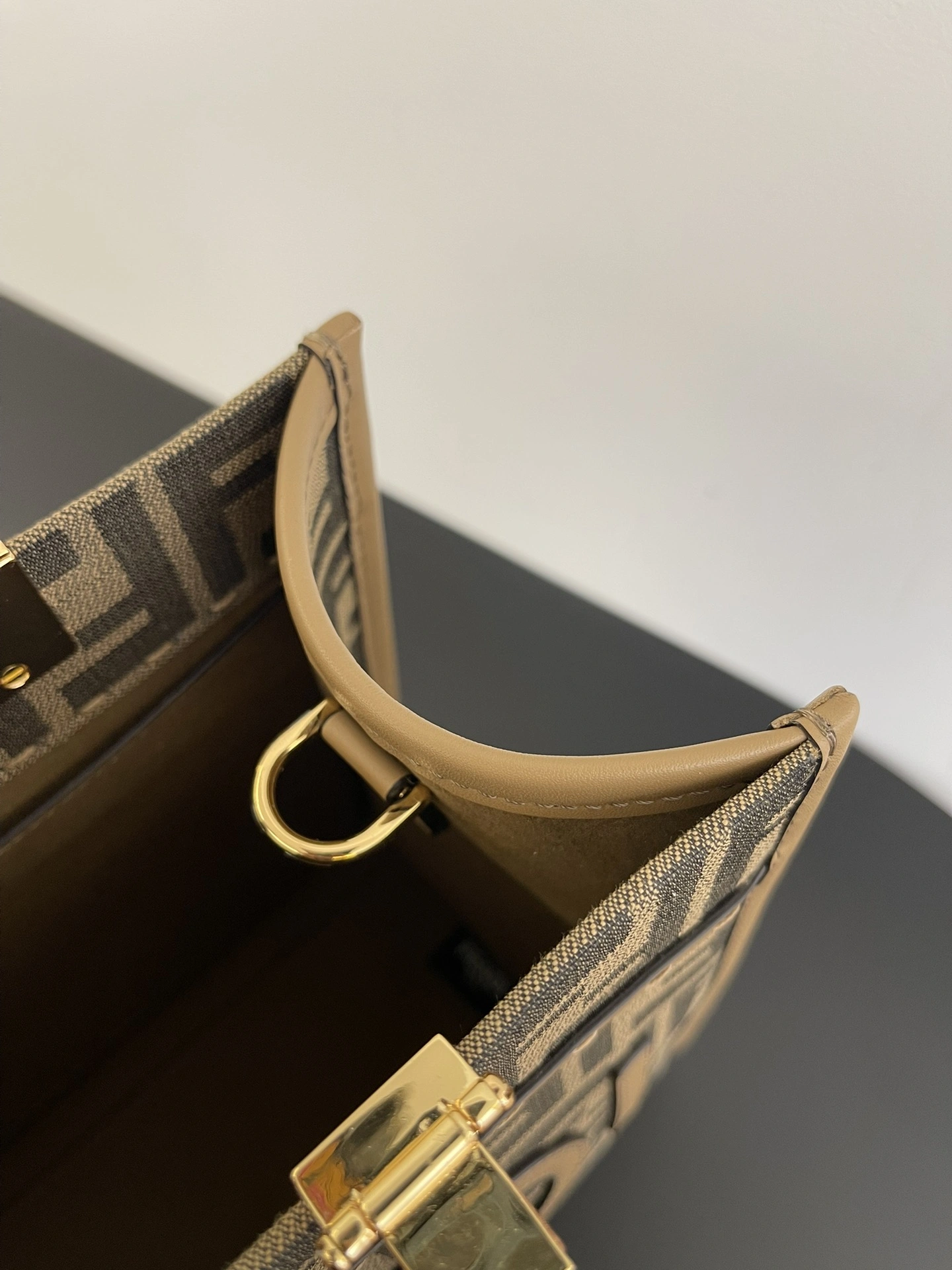 Low-cost Fendi Shopping Bags