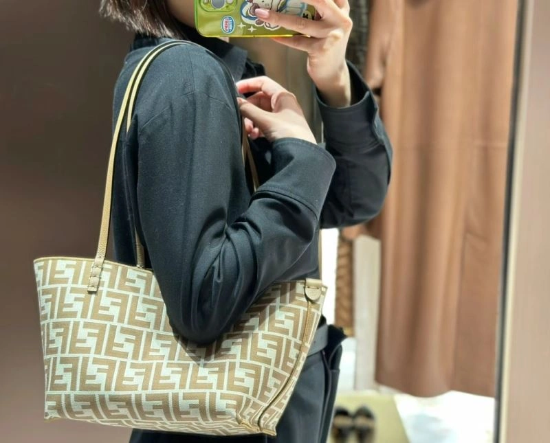 Accurate model Fendi Shopping Bags