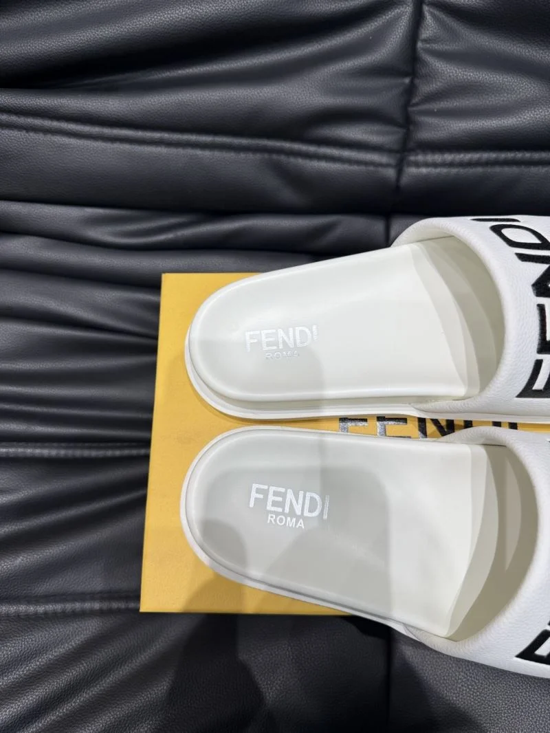 Low-cost Fendi Slippers