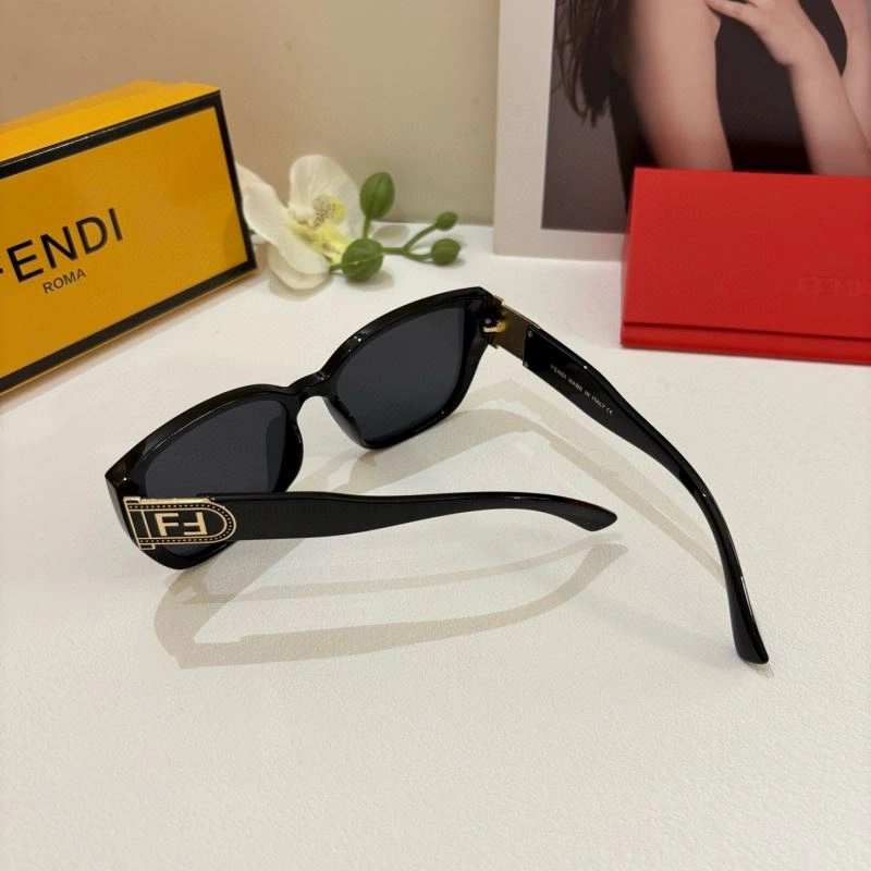 Exact replica Fendi Sunglasses