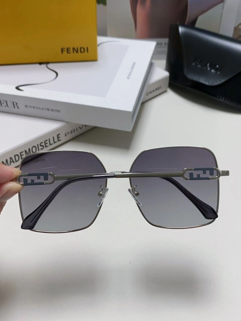 Accurate model Fendi Sunglasses