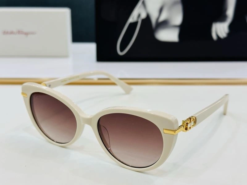 Accurate model Ferragamo Sunglasses
