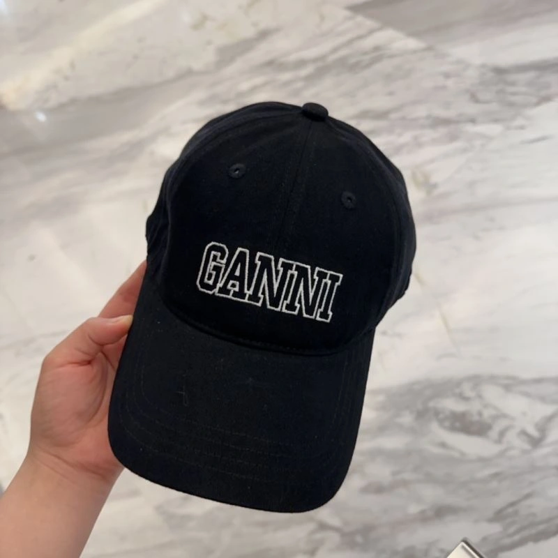 Top match Ganni Caps