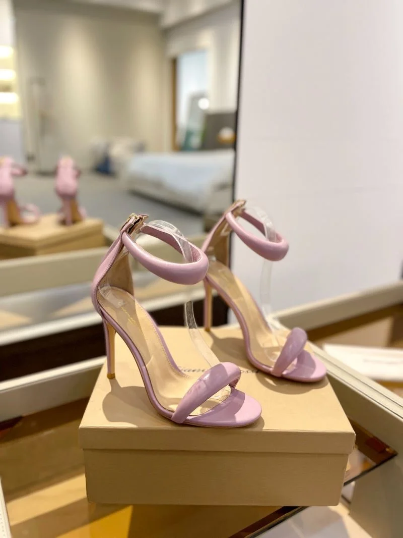 Accurate model Gianvito Rossi Sandals