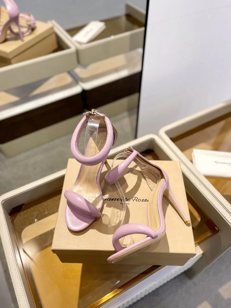 Accurate model Gianvito Rossi Sandals