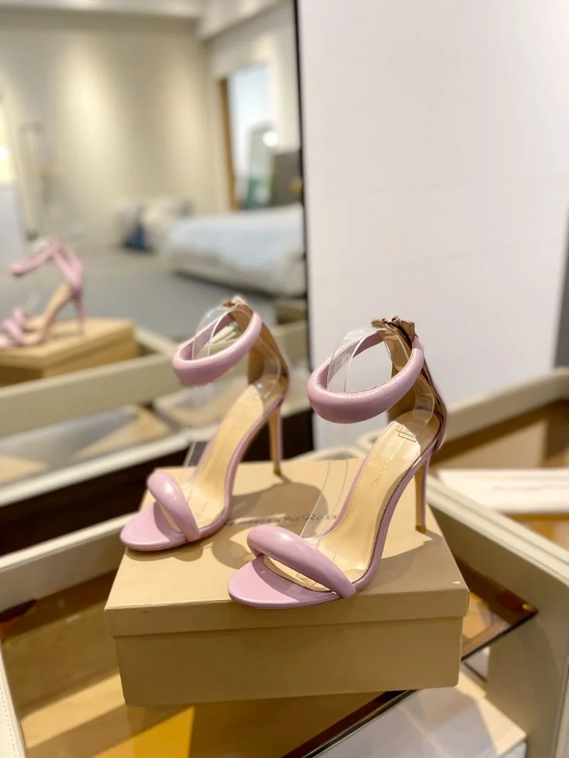 Accurate model Gianvito Rossi Sandals