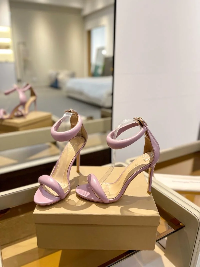 Accurate model Gianvito Rossi Sandals