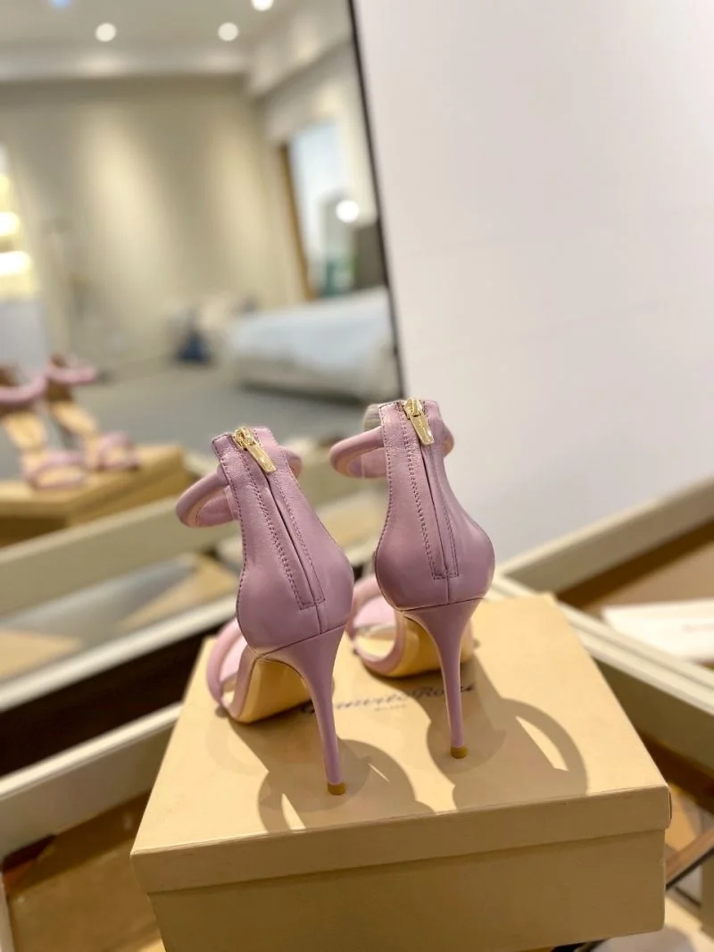 Accurate model Gianvito Rossi Sandals