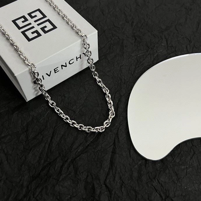 Accurate model Givenchy Necklaces