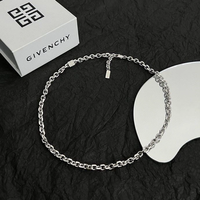 Accurate model Givenchy Necklaces