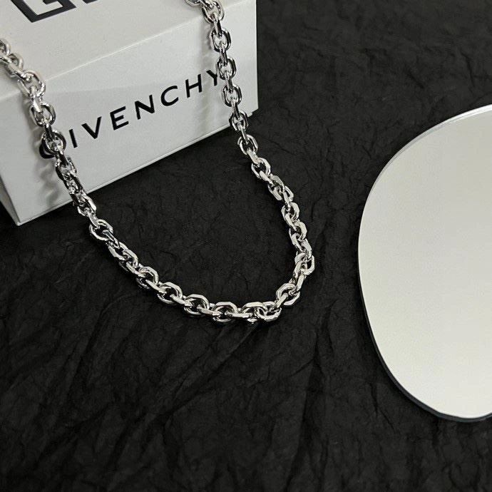 Accurate model Givenchy Necklaces