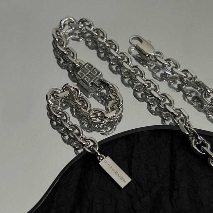 Accurate model Givenchy Necklaces