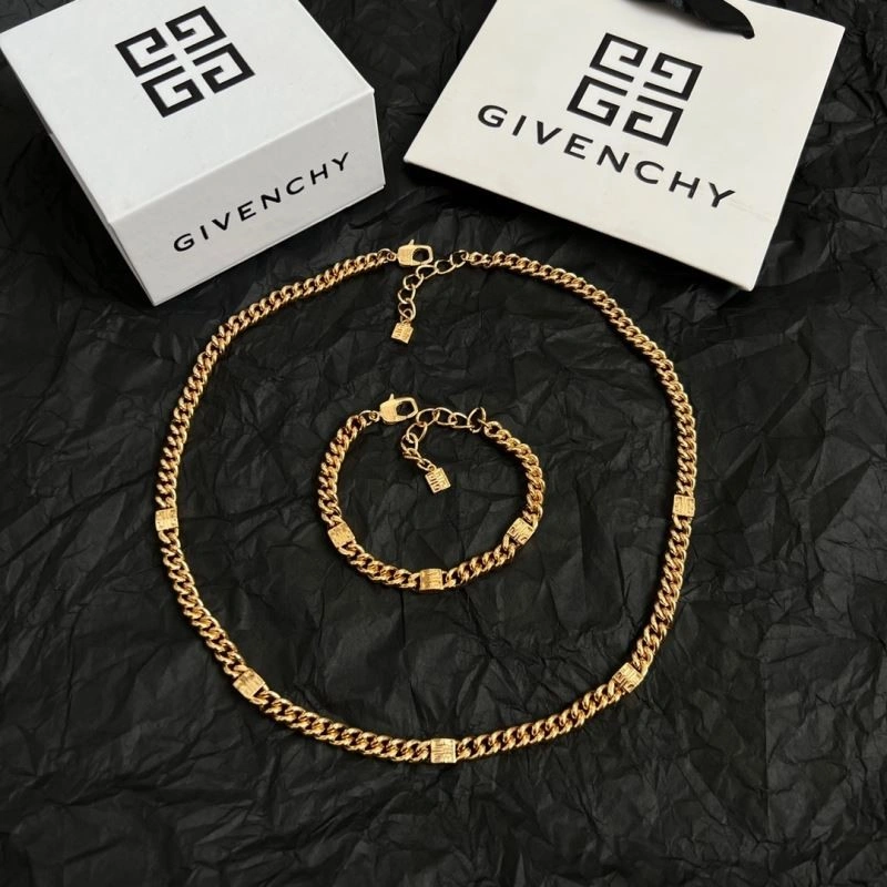 Top match Givenchy Necklaces