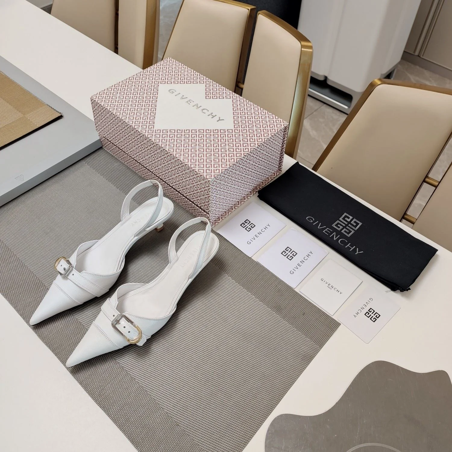 Accurate model Givenchy Sandals