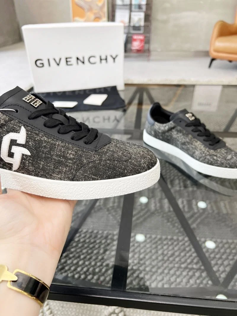 Accurate model Givenchy Shoes